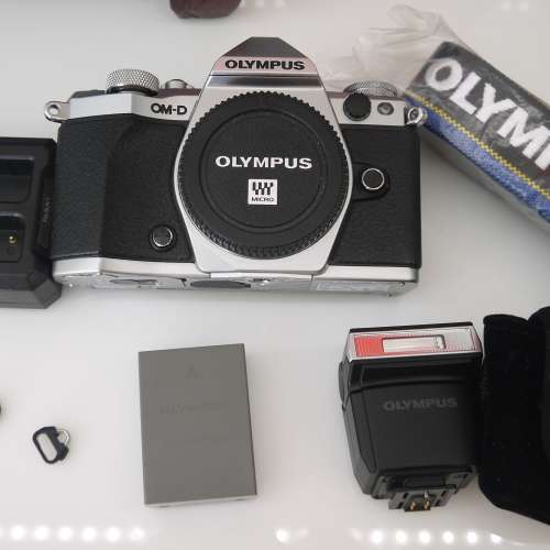 Olympus EM5 E-M5 EM-5 II 2代 全金屬 body 99新 銀色 快門254 - 二手或全新無反相機, 攝影產品 ...