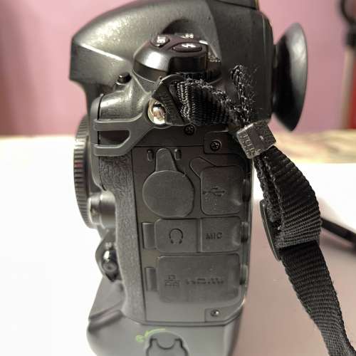 NiKon D4 Nikon D4機身，跟一原廠電及一副廠電，原廠叉電器，約8.5成新，LCD已貼膜，有議請致電湯先生：96536695 ...