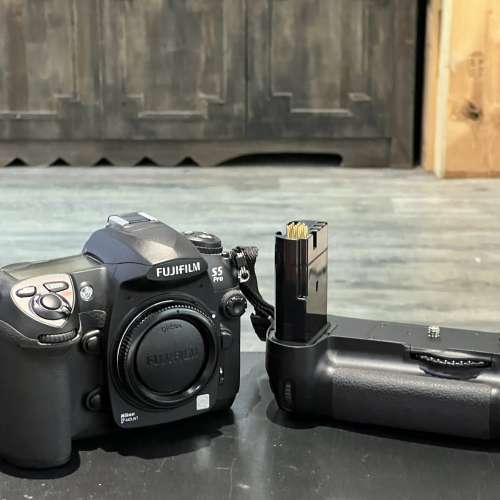 Fujifilm FinePix S5 Pro CCD digital Nikon mount camera with MB-D200 ...