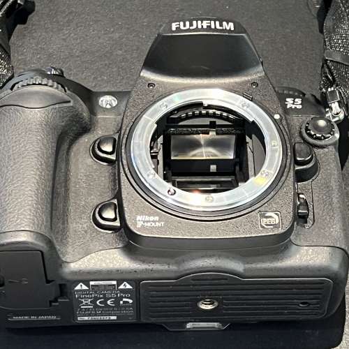 Fujifilm FinePix S5 Pro CCD digital Nikon mount camera with MB-D200 ...